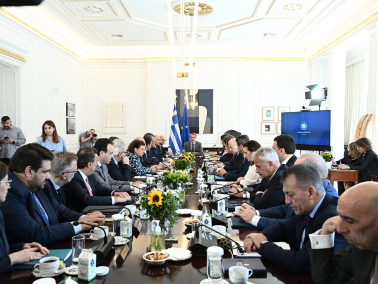 Τρυφερό υπουργικό τετ α τετ στο γήπεδο - Aftodioikisi.gr