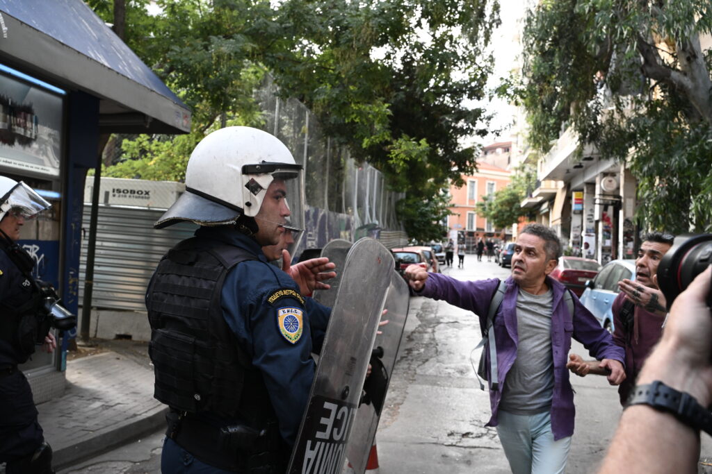 Ένταση μεταξύ των ΜΑΤ & κατοίκων στην Πλατεία Εξαρχείων - Aftodioikisi.gr