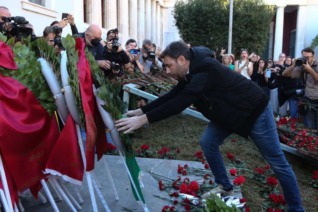 Πολυτεχνείο: Πέταξαν καφέδες και νερά στον Ανδρουλάκη - Aftodioikisi.gr