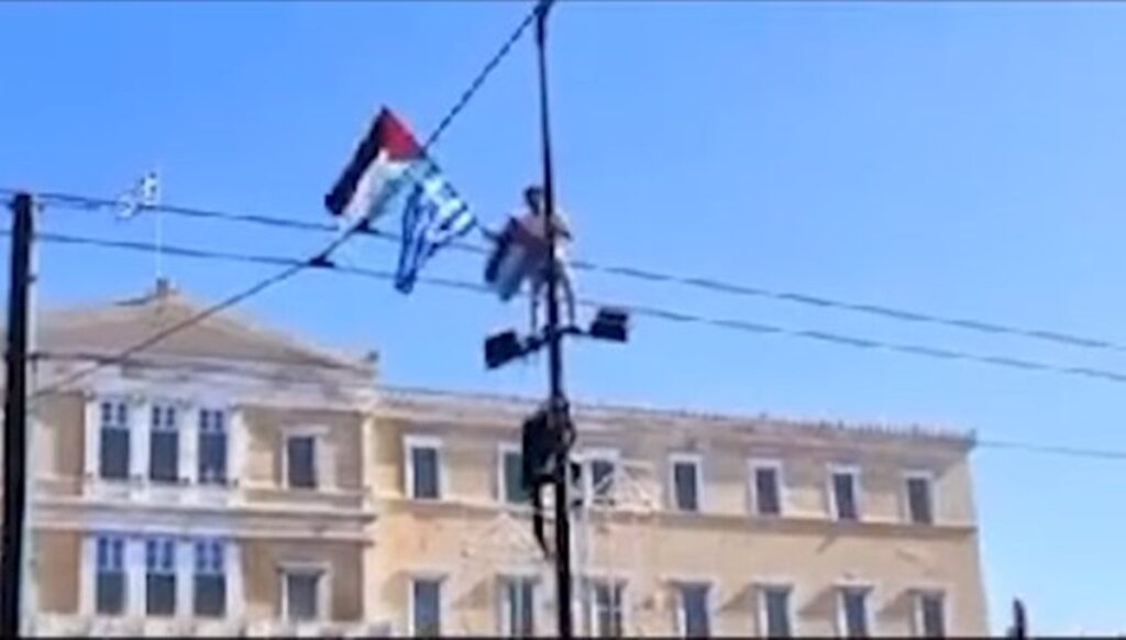 Προσήχθη 22χρονος Παλαιστίνιος που ύψωσε την παλαιστινιακή σημαία στο ...
