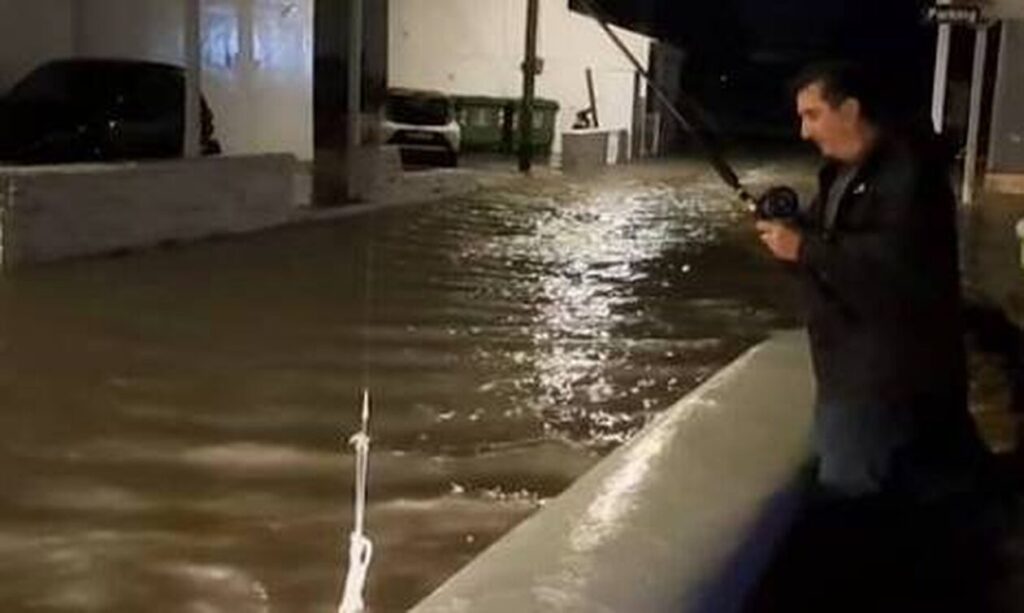 Μυκονιάτης ψάρεψε σε πλημμυρισμένο σοκάκι του νησιού και έβγαλε ...