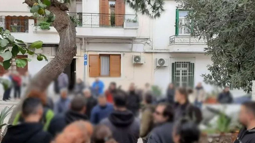 Με ΜΑΤ ξεσπιτώνουν φτωχή οικογένεια στα Άνω Πετράλωνα - Aftodioikisi.gr