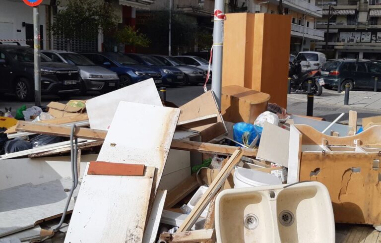 Θεσσαλονίκη: Απορρίμματα στο Φάληρο «μπλοκάρουν» το χώρο για τους ...