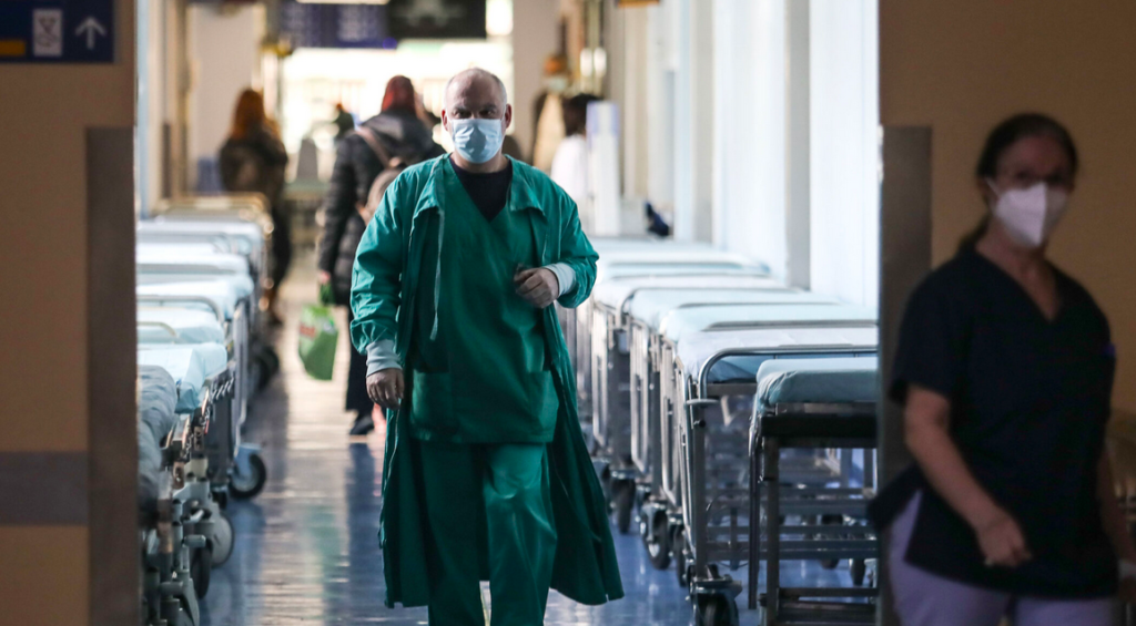 Ουρές στα φαρμακεία: Έξαρση γρίπης - ιώσεων, ανησυχία και για τον ...