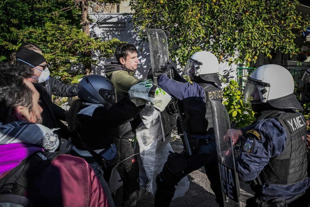 Εριξαν χημικά και πέρασαν χειροπέδες σε ανάπηρο άνθρωπο για να του ...