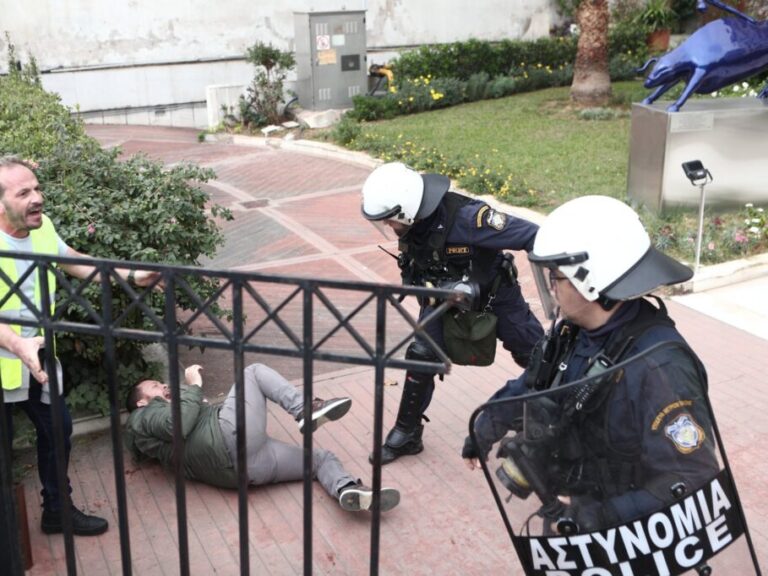 Χημικά και ξύλο από την αστυνομία εναντίον των απεργών εργαζομένων ΟΤΑ ...