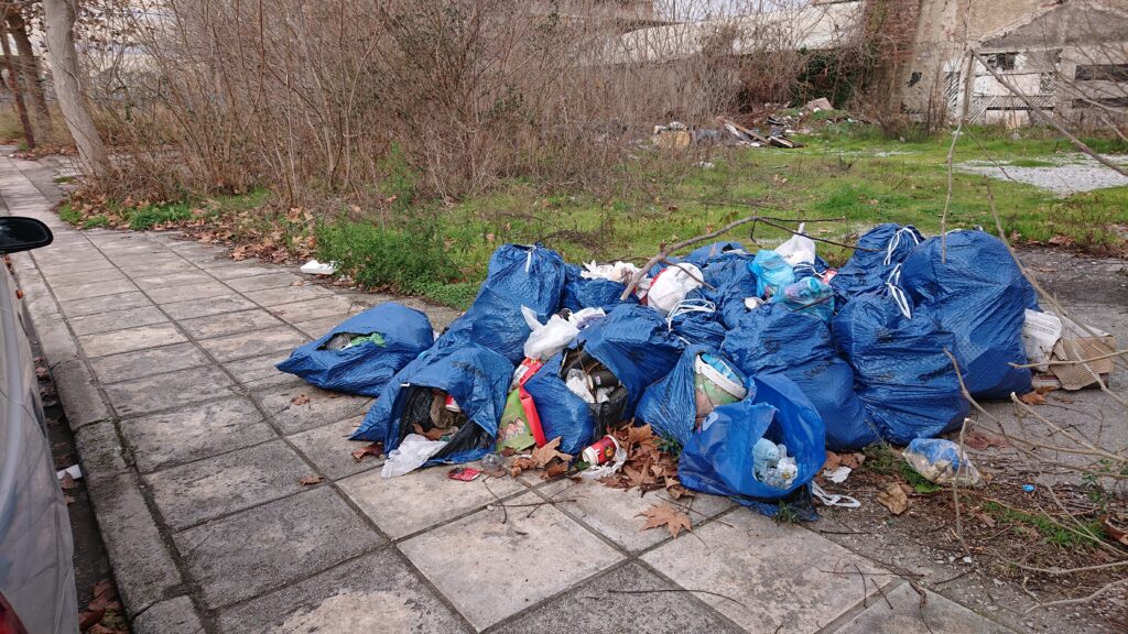 Θεσσαλονίκη: Σκουπίδια και ογκώδη αντικείμενα σε Δημοτικό χώρο ...