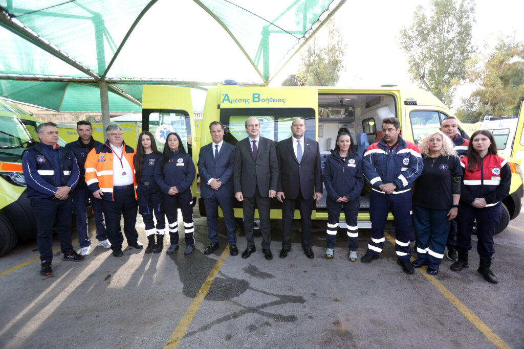 Παράδοση 10 νέων ασθενοφόρων στο ΕΚΑΒ – Μικτή Επιτροπή Υπουργείων για ...
