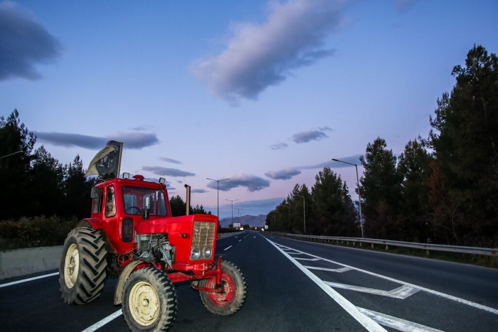 Ένταση μεταξύ αγροτών και Αρχών στο τελωνείο Ευζώνων - Aftodioikisi.gr