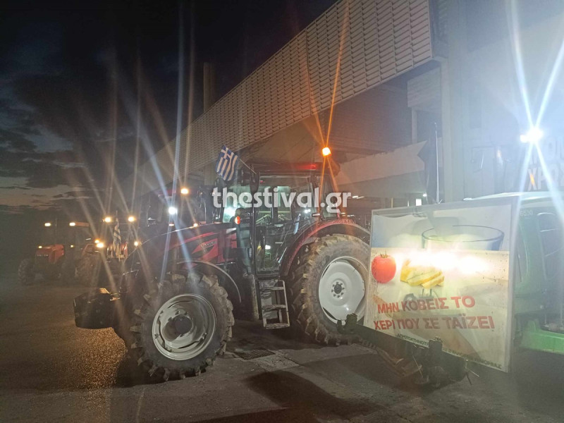 Αγρότες απέκλεισαν το τελωνείο των Ευζώνων για όλα τα οχήματα ...
