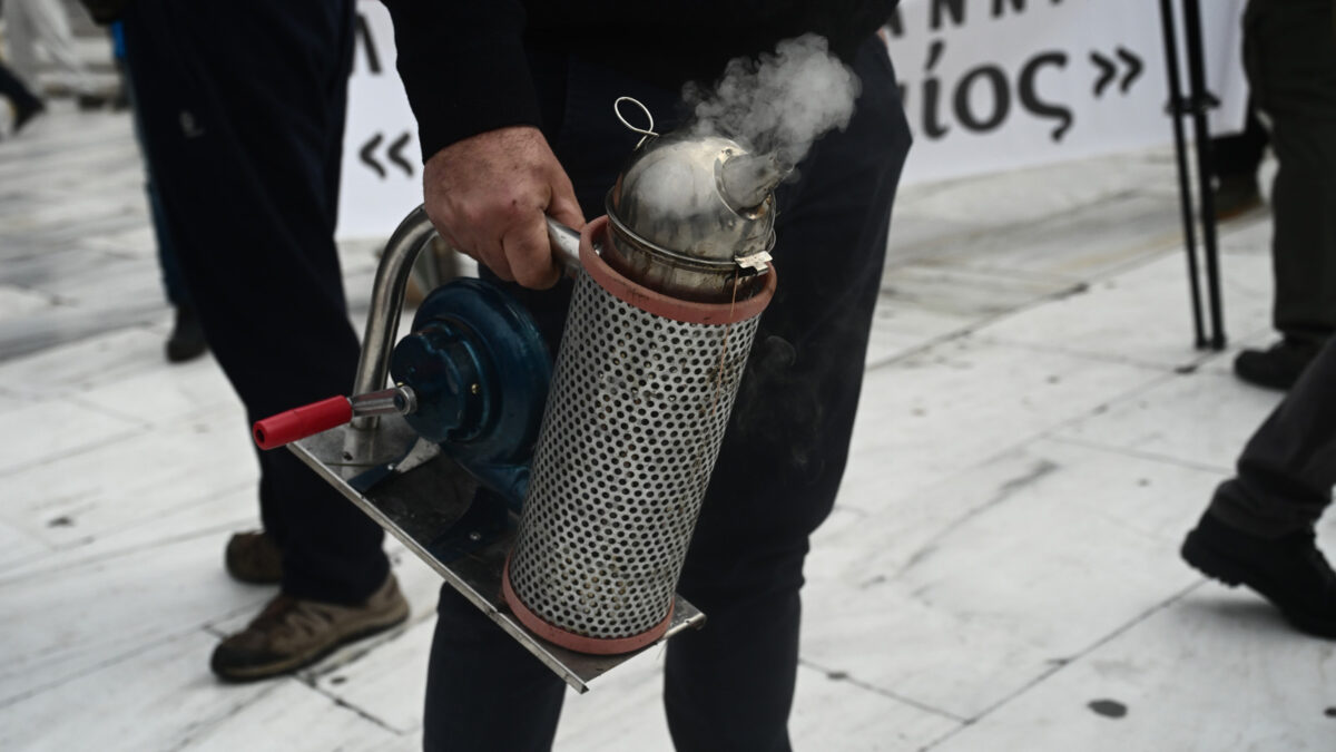 «Κάπνισαν» το Σύνταγμα οι μελισσοκόμοι στη συγκέντρωση διαμαρτυρίας ...