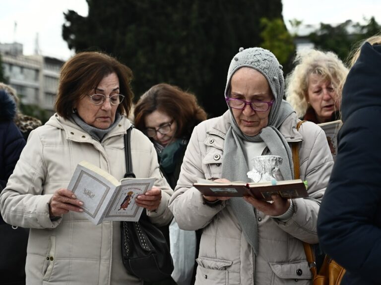 Συγκέντρωση στο Σύνταγμα κατά του νομοσχεδίου για τα ομόφυλα ζευγάρια ...