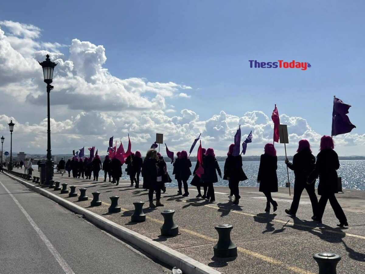 Θεσσαλονίκη: 25 εργαζόμενες του δήμου με μωβ περούκες στους δρόμους ...