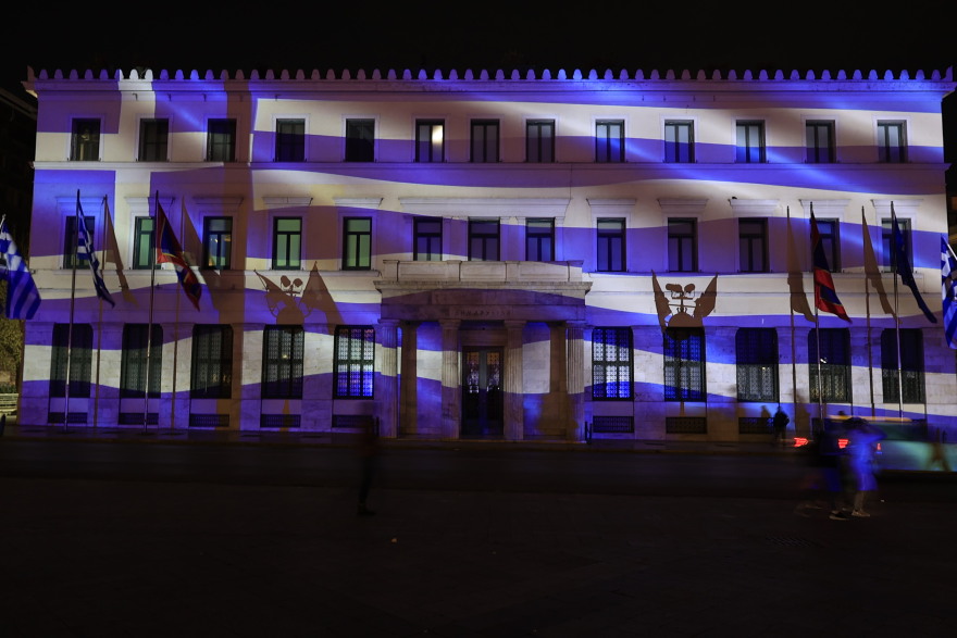 Το συγκινητικό βίντεο με τη φωταγώγηση του δημαρχείου Αθηνών ...