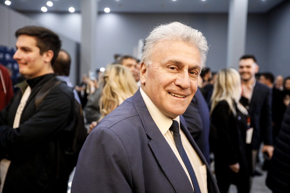 Όταν ο Κασσελάκης αγκάλιασε τον Ψωμιάδη - Aftodioikisi.gr