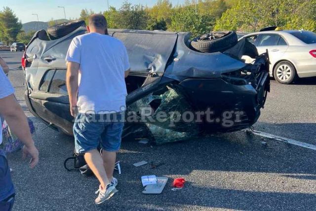 Δήμαρχος απεγκλώβισε οδηγό από τουμπαρισμένο αυτοκίνητο στην εθνική ...