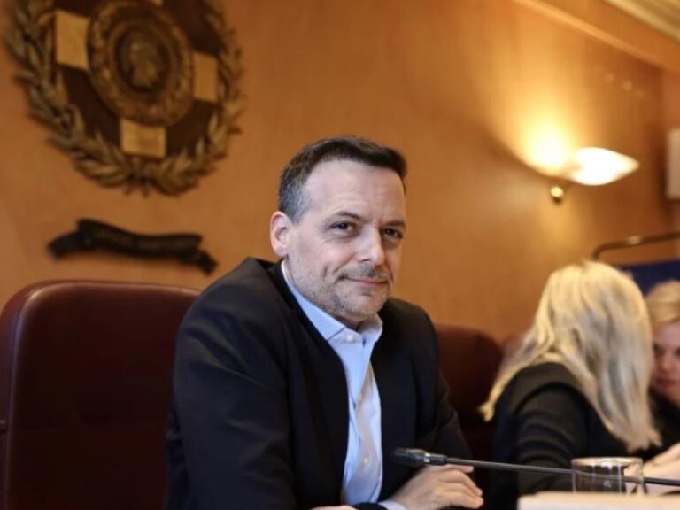 Ο Δούκας απαντά στον Πορτοσάλτε για τη γιορτή στο Σύνταγμα ...