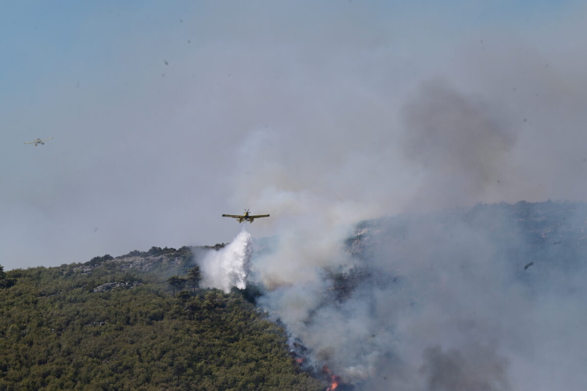 Φωτιά στην Αττική: Τα αεροσκάφη της Πυροσβεστικής πάνω από τις φλόγες ...