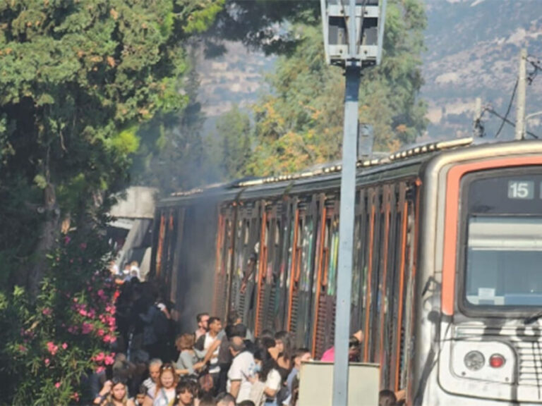 Φωτιά σε τρένο του ΗΣΑΠ γεμάτο επιβάτες - Aftodioikisi.gr