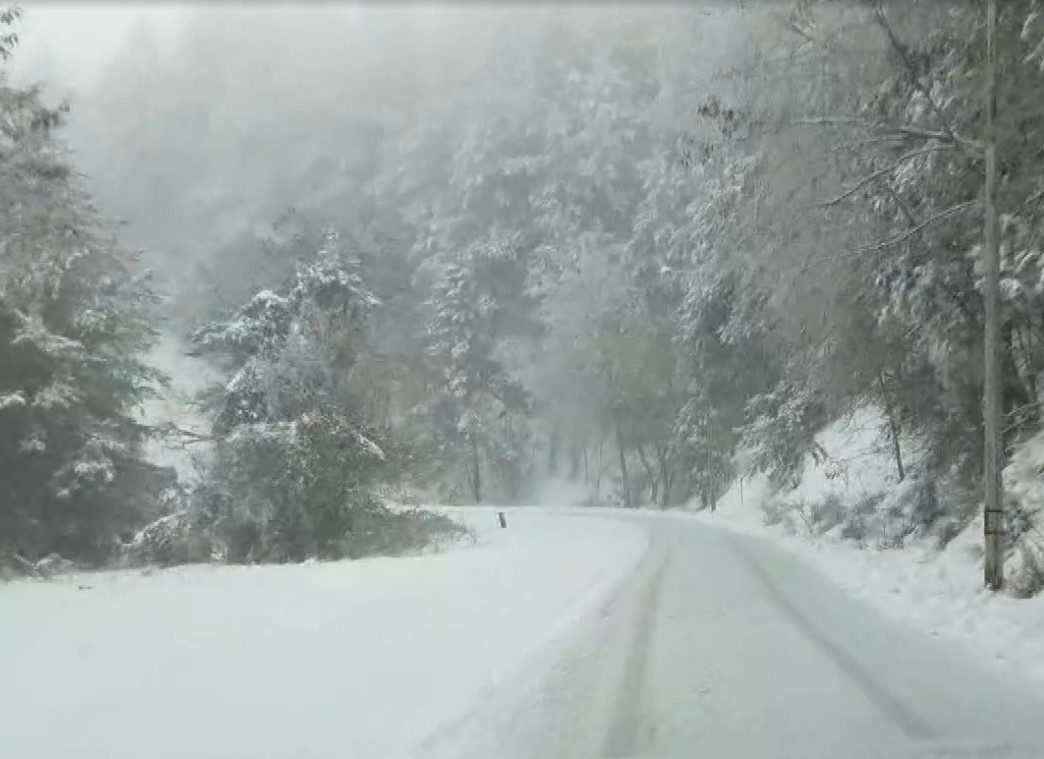 Χιόνια σε Φλώρινα και Καστοριά- Με αλυσίδες η κυκλοφορία - Aftodioikisi.gr