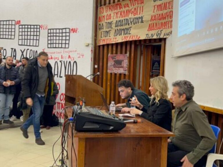 Τέμπη: Αποθέωση και χειροκρότημα σε Καρυστιανού - Ασλανίδη στο ΑΠΘ ...