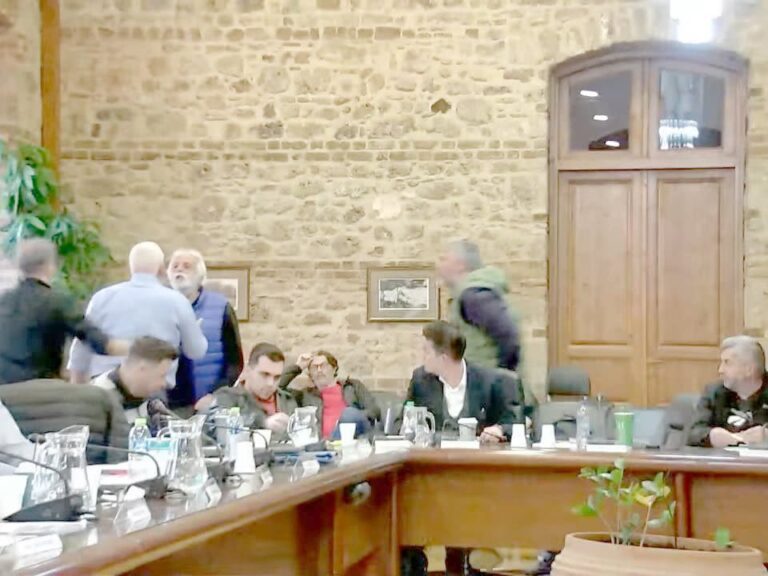 Δημοτικό Συμβούλιο Βέροιας: Έκτροπα με σπρωξιές & ύβρεις πεζοδρομίου ...
