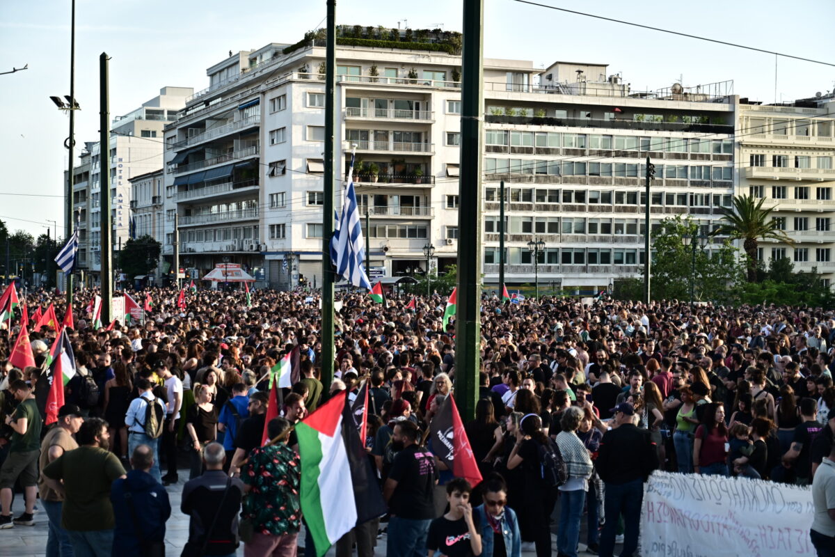 Σύνταγμα: Χιλιάδες διαδηλωτές στη συγκέντρωση αλληλεγγύης στην ...