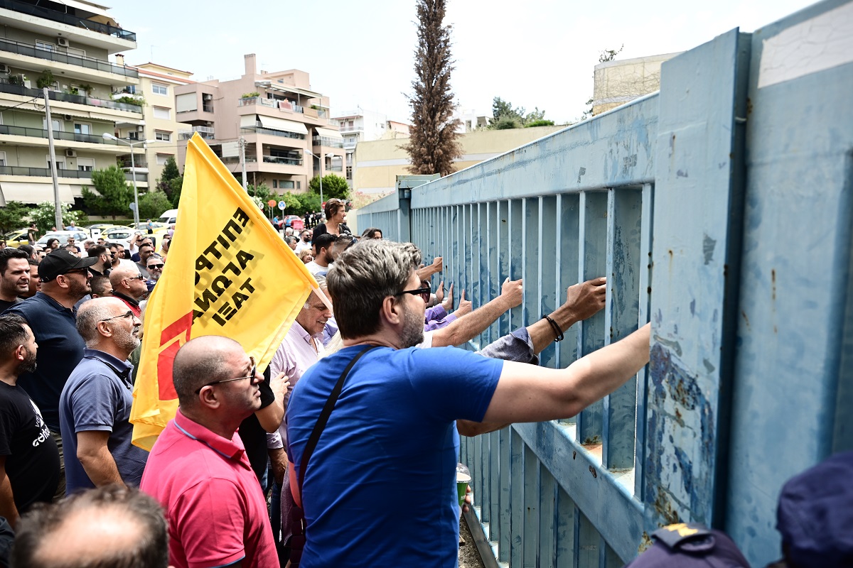 Απεργία ταξί: Ένταση έξω από το υπ. Μεταφορών - «Αρνήθηκαν να ξεκινήσει ...