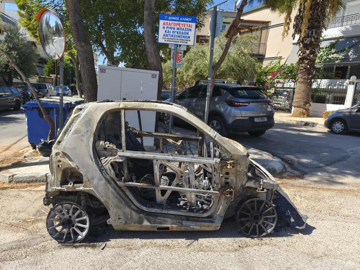 Άλιμος: Μυστήρια εμφάνιση ενός καμένου αυτοκινήτου - Aftodioikisi.gr