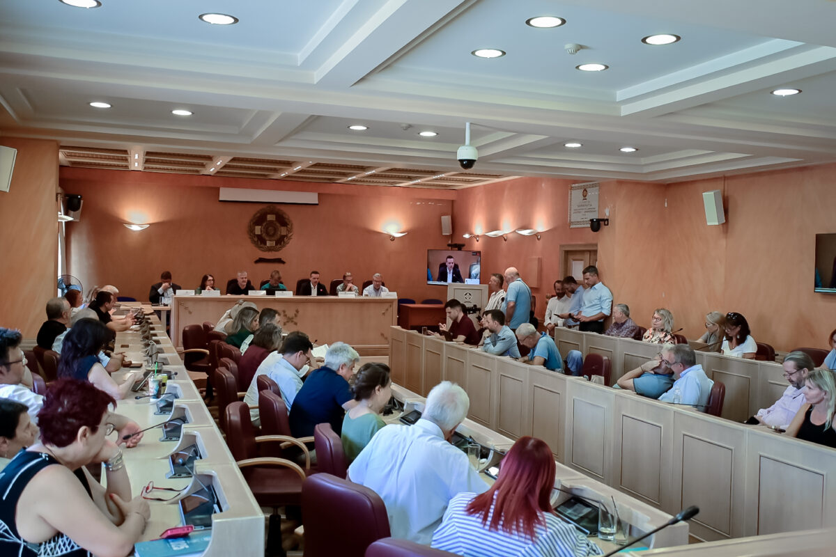Διαδηλωτές στη ΔΕΘ οι δήμαρχοι ΠΑΣΟΚ, ΣΥΡΙΖΑ - Έντονη κριτική στη ...