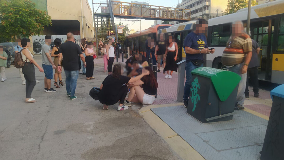 Πειραιάς: Σύγκρουση λεωφορείου με τραμ - Πολλοί τραυματίες (βίντεο ...