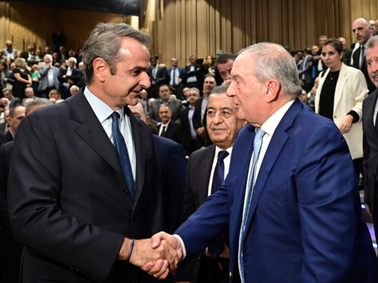 Η χειραψία Μητσοτάκη-Καραμανλή στην παρουσίαση του βιβλίου του ...