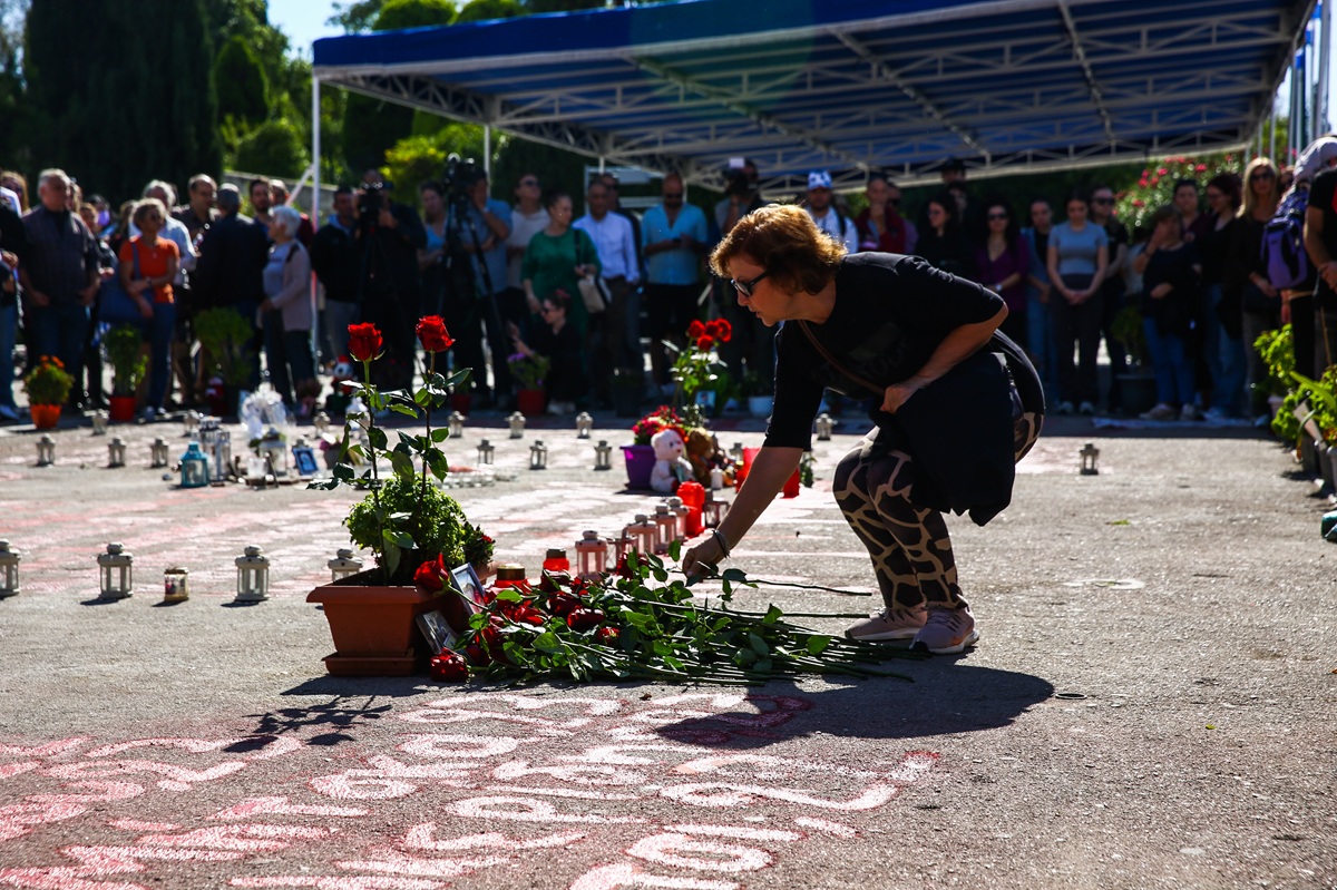 Σύνταγμα: Πολίτες τίμησαν τη μνήμη των θυμάτων των Τεμπών - Aftodioikisi.gr