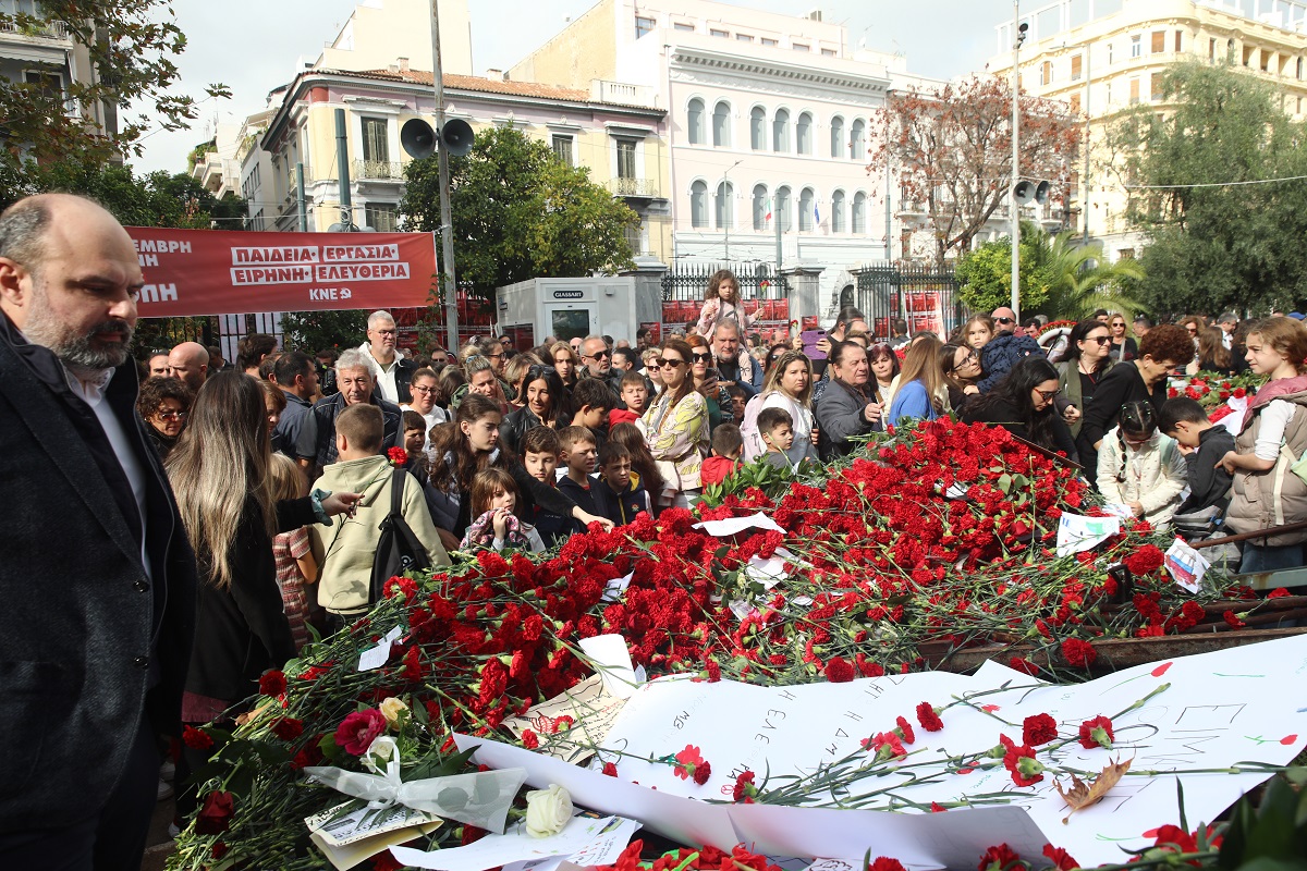 Πολυτεχνείο: Πλήθος κόσμου τιμά την 52η επέτειο της εξέγερσης ...