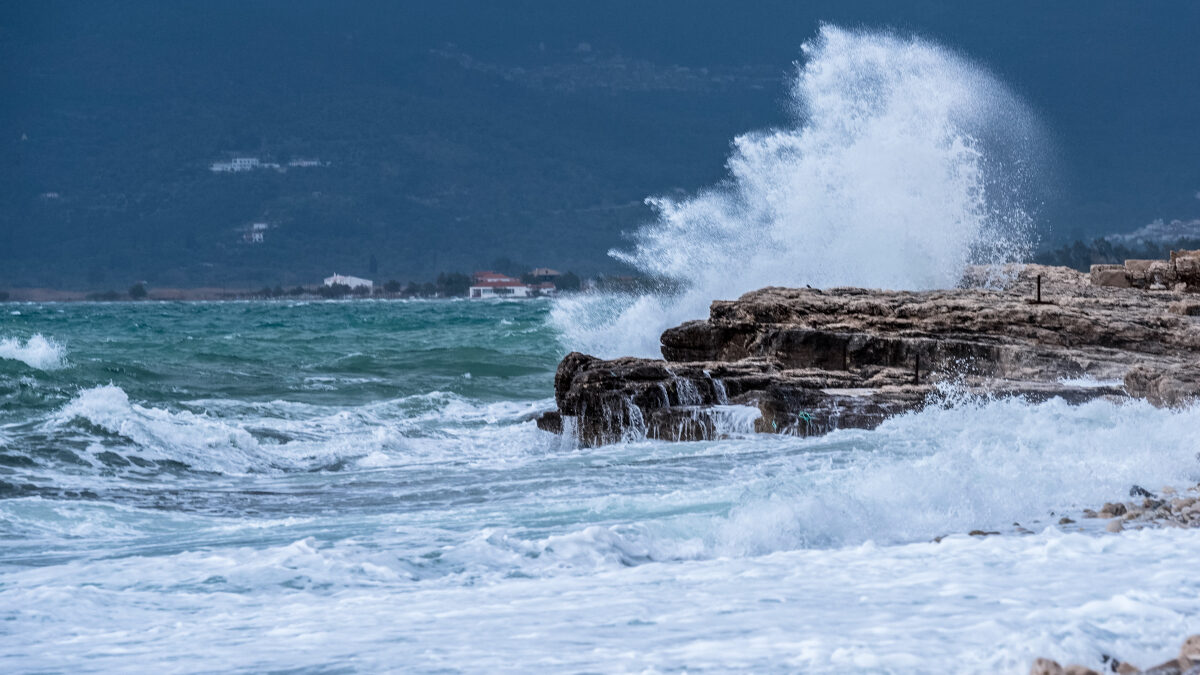 Βίντεο σοκ με διακομιδή 3χρονου από τη Σκιάθο στο Βόλο -«Μάχη» στη ...